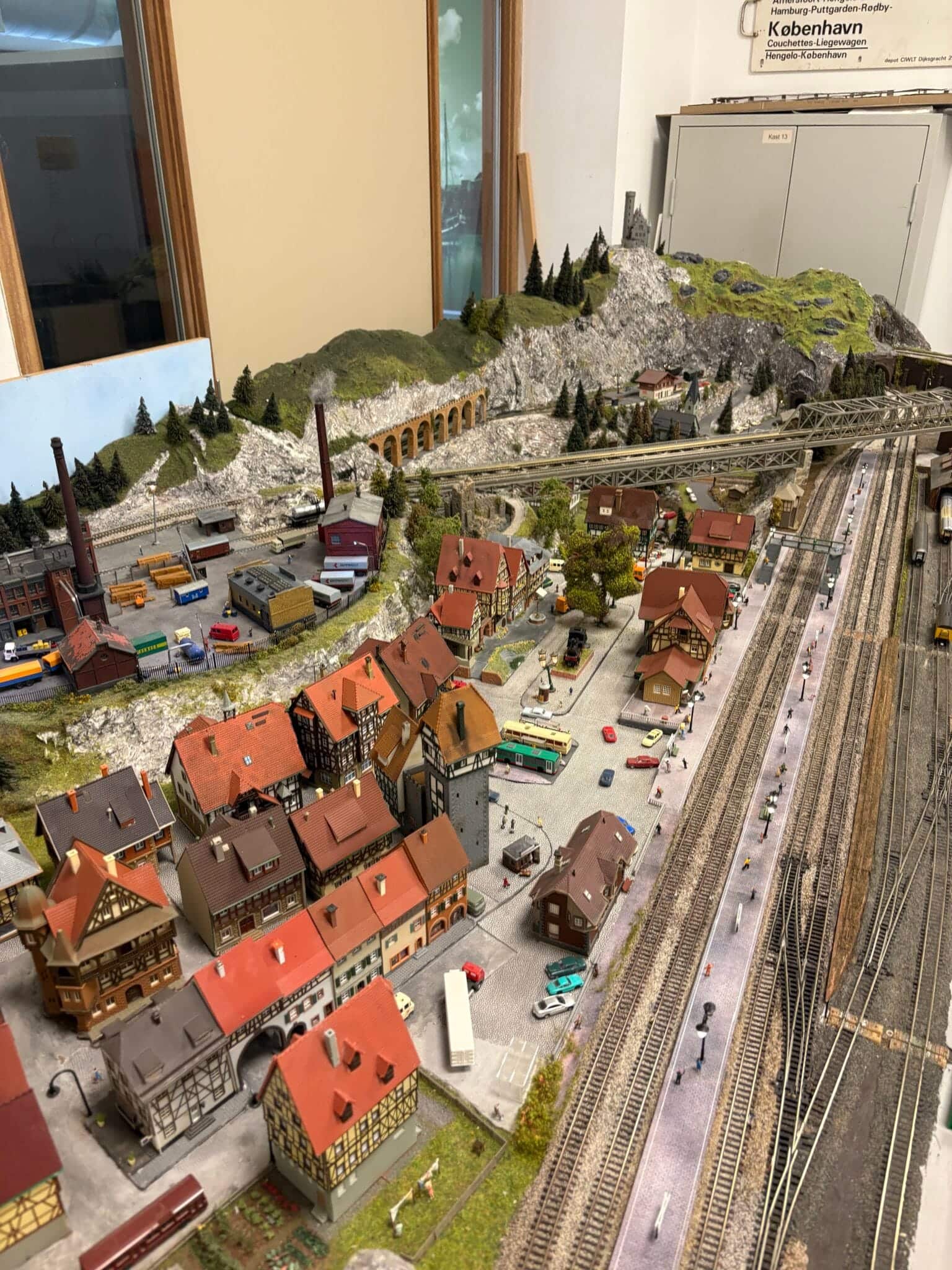 How to Build a Model Train Layout: The Best Method From Planning to ...